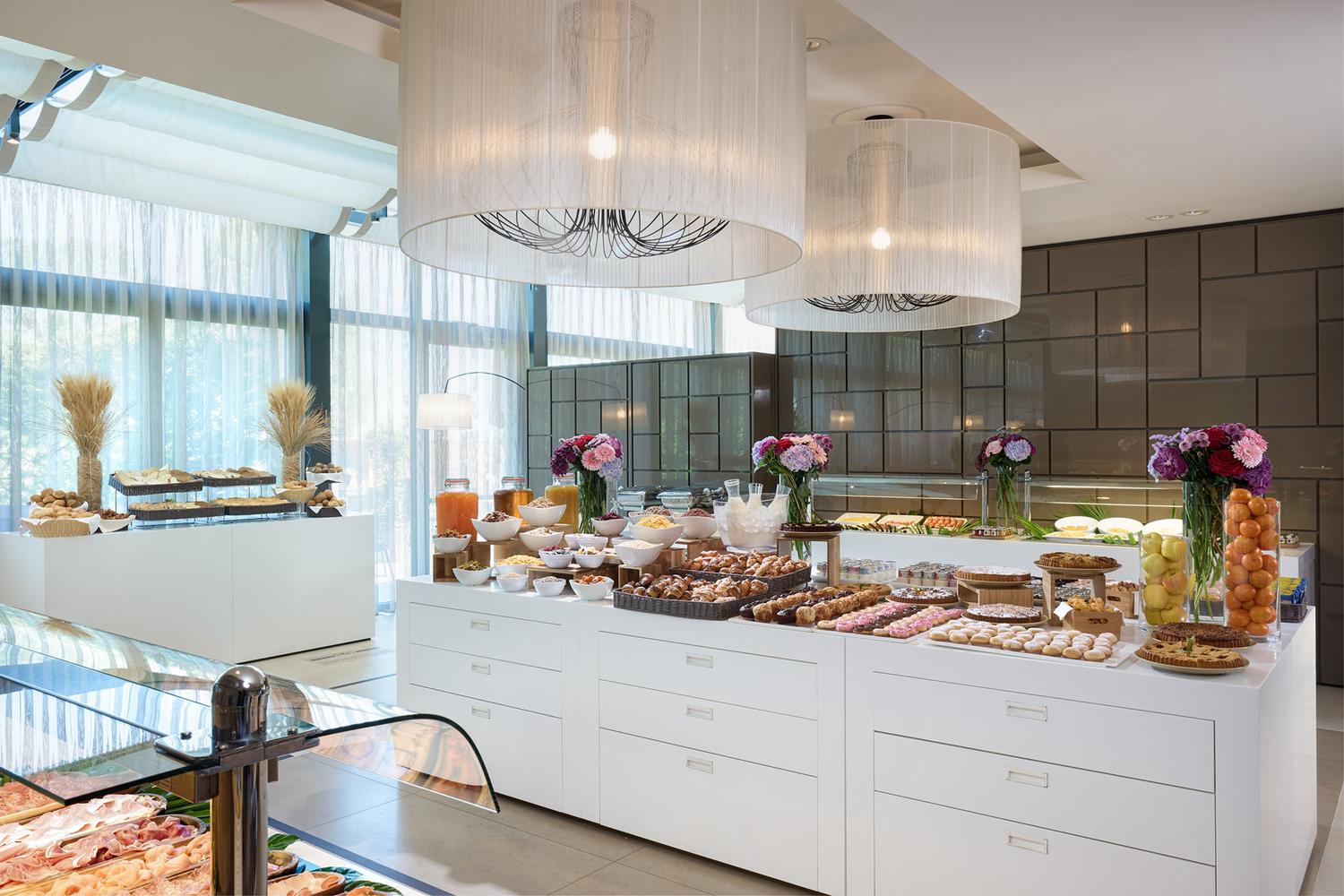 Restaurants, bar, wine cellar, drinks and more | Almar Hotel