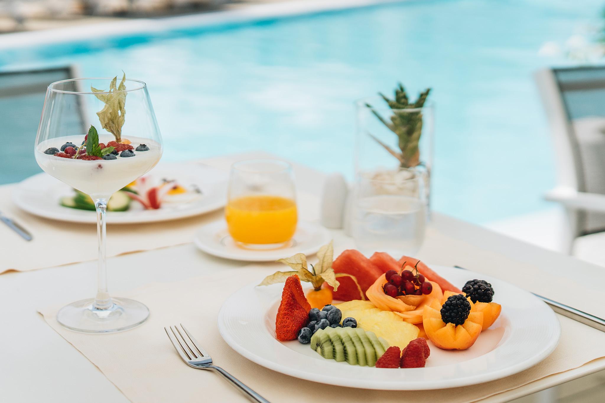 Breakfast buffet: rich buffet by the swimming pool | Almar Hotel